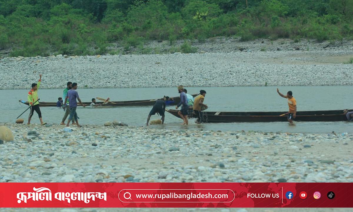প্রকাশ্যে লুটপাট ভোলাগঞ্জের সাদা পাথর, ধ্বংসের পথে পর্যটনকেন্দ্র ও পরিবেশ